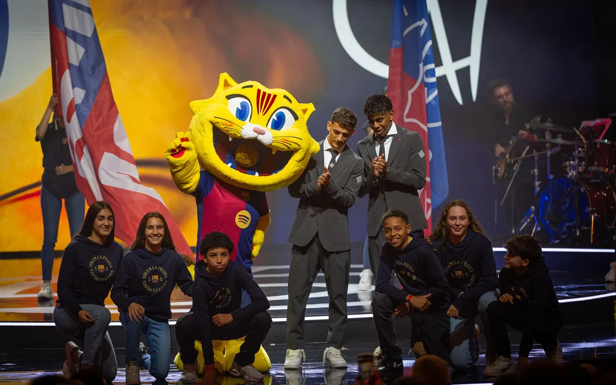 Cat la mascota del FC Barcelona es presentada para conmemorar los 125 ...